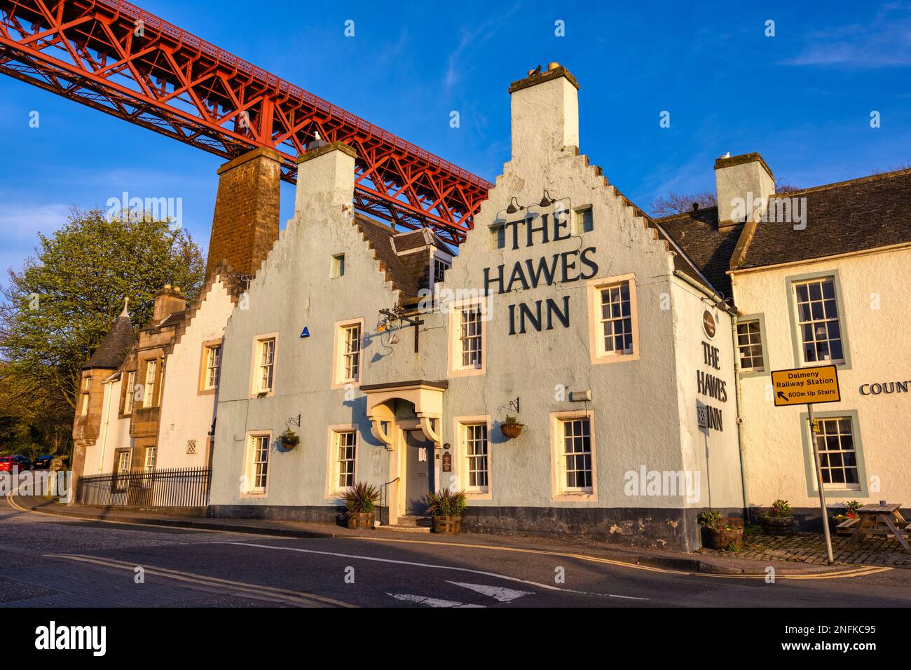 Historic 17th century coaching inn hi-res stock photography and images ...