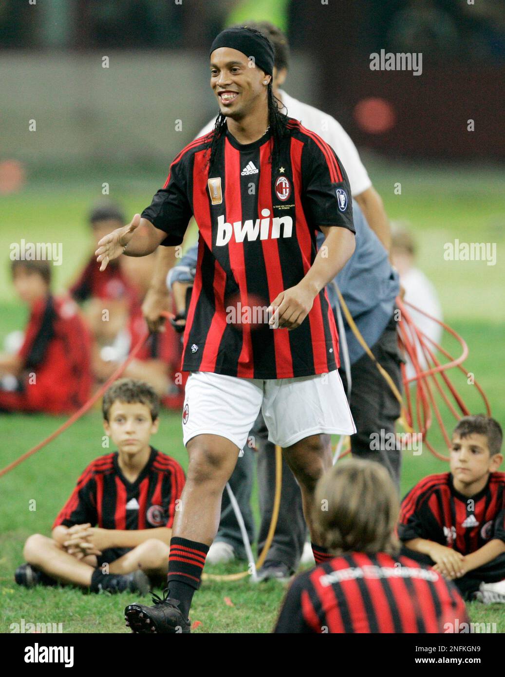 AC Milan Brazilian soccer star Ronaldinho is officially presented to ...