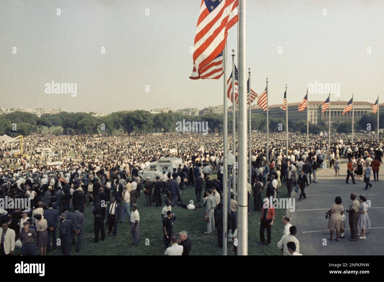Large crowds gather at the Washington Monument to demonstrate for the ...