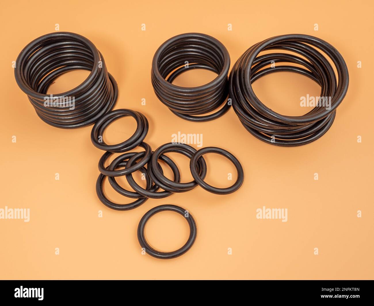 Hydraulic and pneumatic o-rings in black in different sizes on an ...