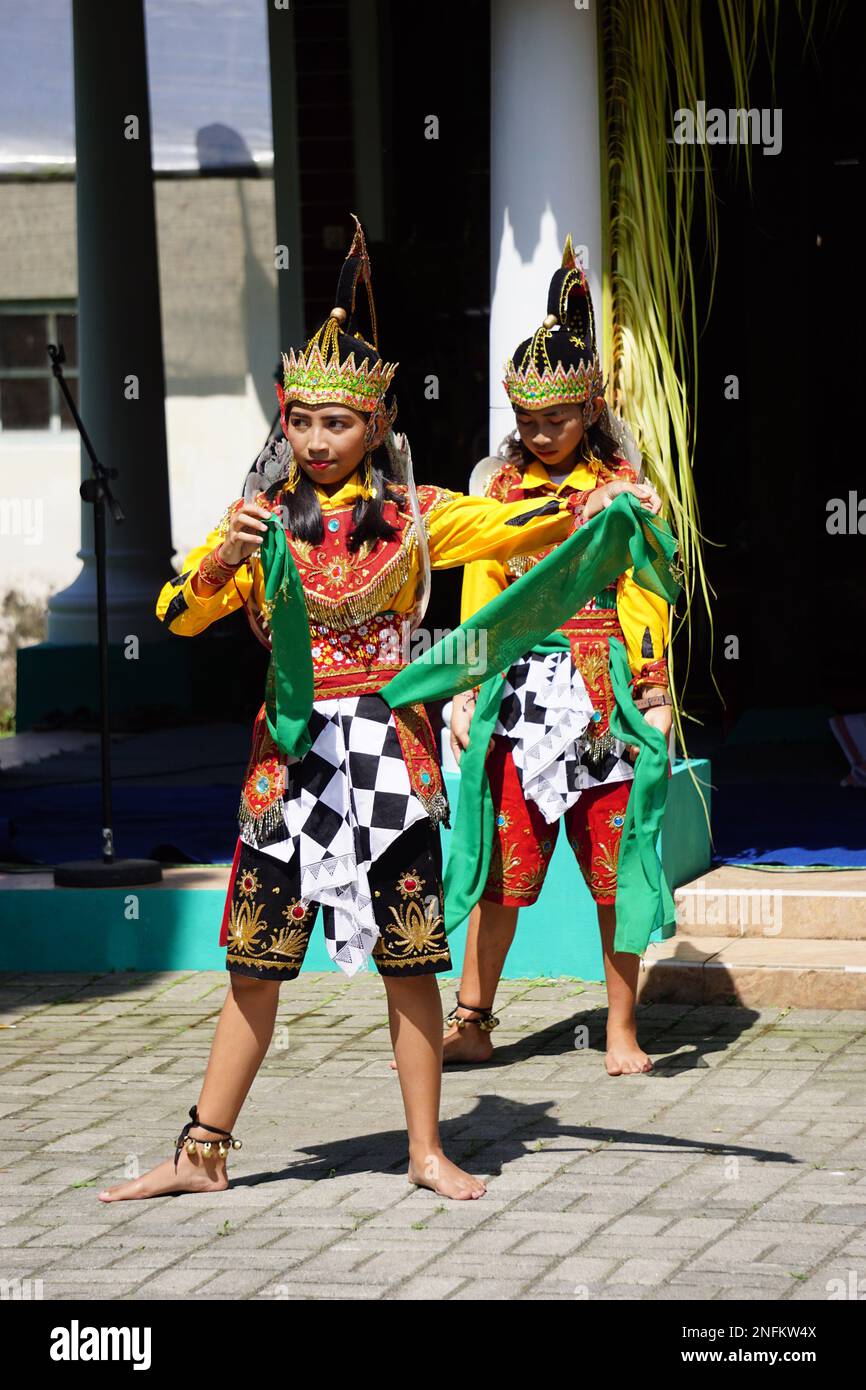 Indonesian perform jaranan pegon dance Stock Photo - Alamy