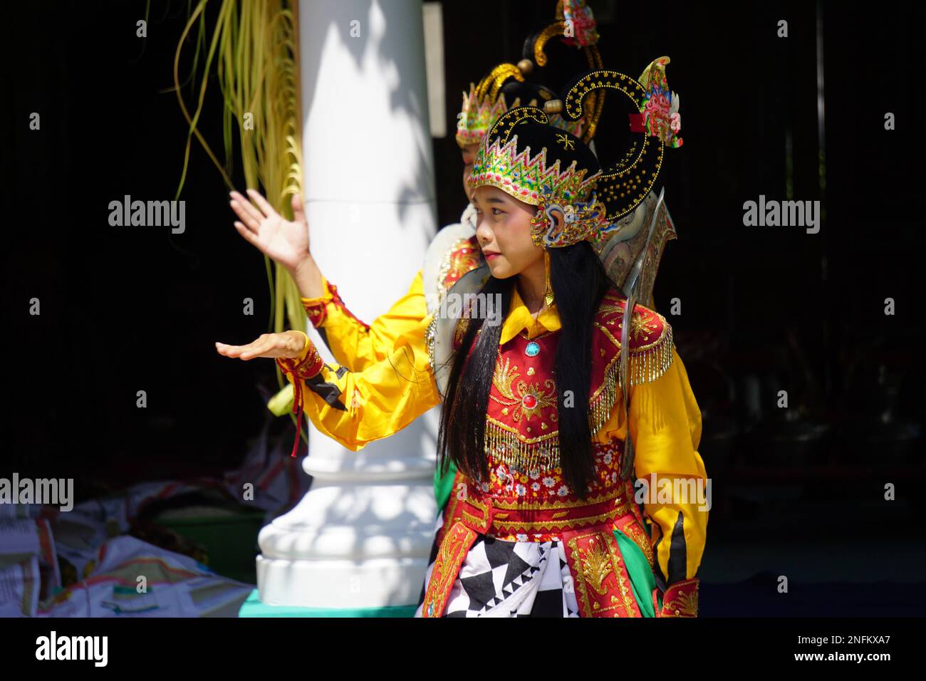 Indonesian perform jaranan pegon dance Stock Photo - Alamy