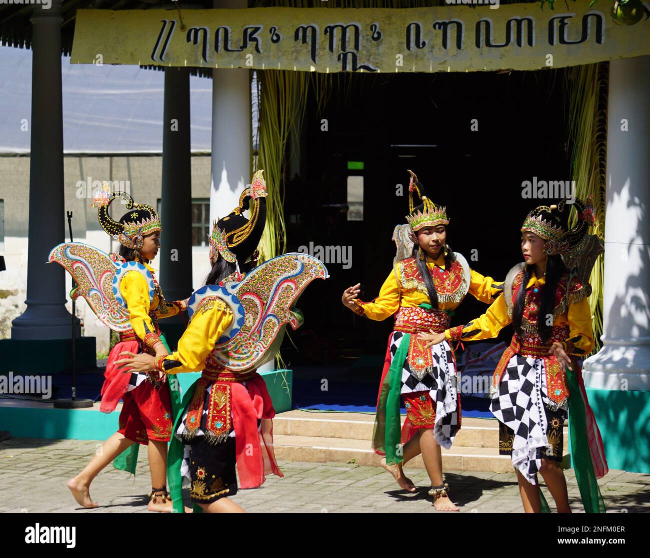 Indonesian perform jaranan pegon dance Stock Photo - Alamy