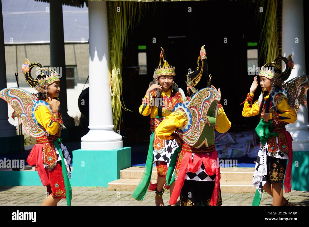 Indonesian perform jaranan pegon dance Stock Photo - Alamy