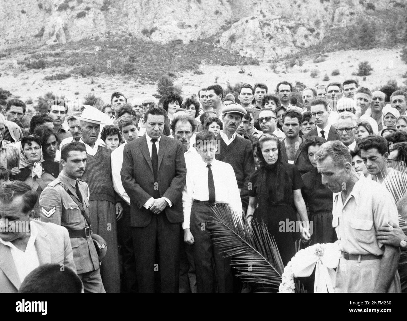 Mike Wallace stands before his son Peter's grave as the casket is ...