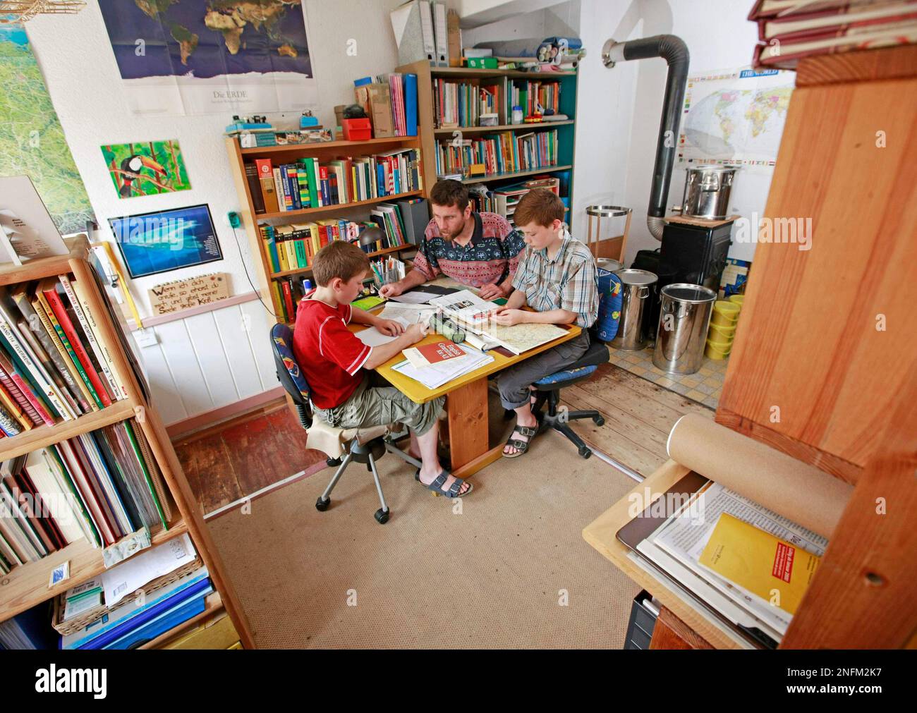 Der Vater Juergen Dudeck, 47 Jahre alt, Mitte, unterrichtet seine ...