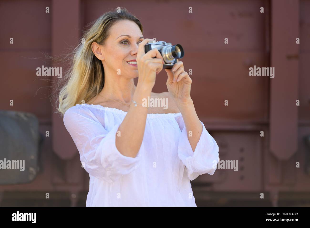 Female photographer looking viewfinder hi-res stock photography and ...