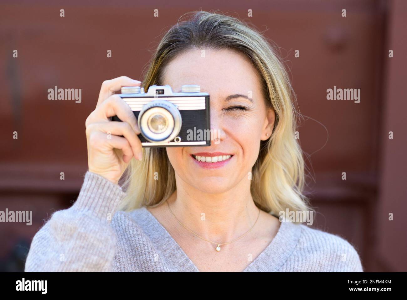 Female photographer looking viewfinder hi-res stock photography and ...