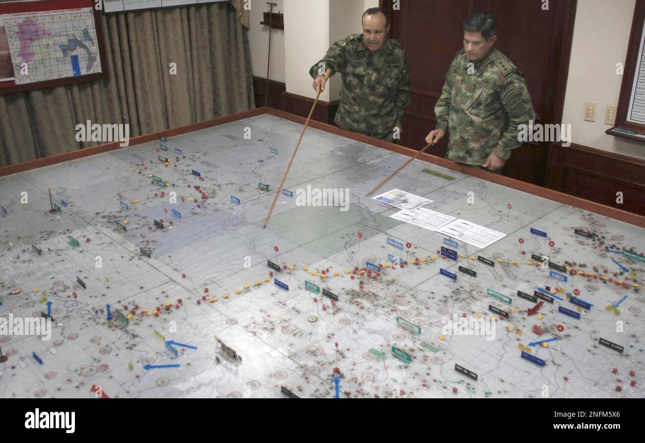 Colombia's Armed Forces Chief Commander, Gen. Freddy Padilla, right ...