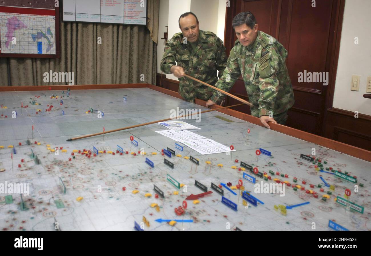 Colombia's Armed Forces Chief Commander, Gen. Freddy Padilla, right ...