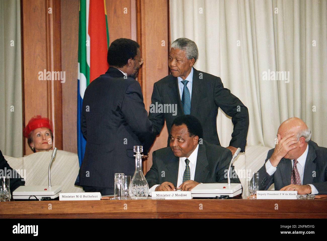 President Nelson Mandela shakes hands with his chief political rival ...