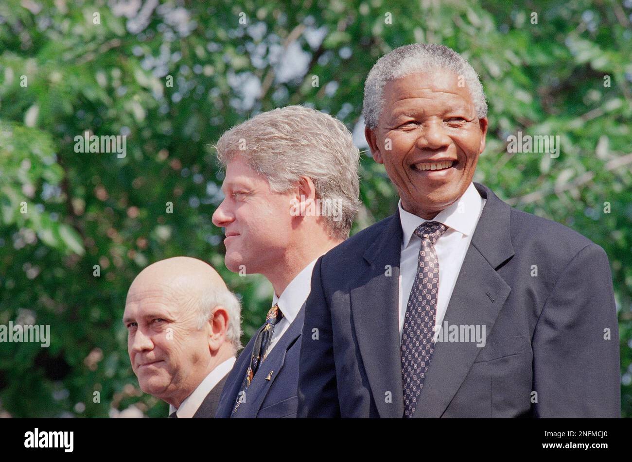 From left, F.W. de Klerk, President Bill Clinton, and Nelson Mandela ...