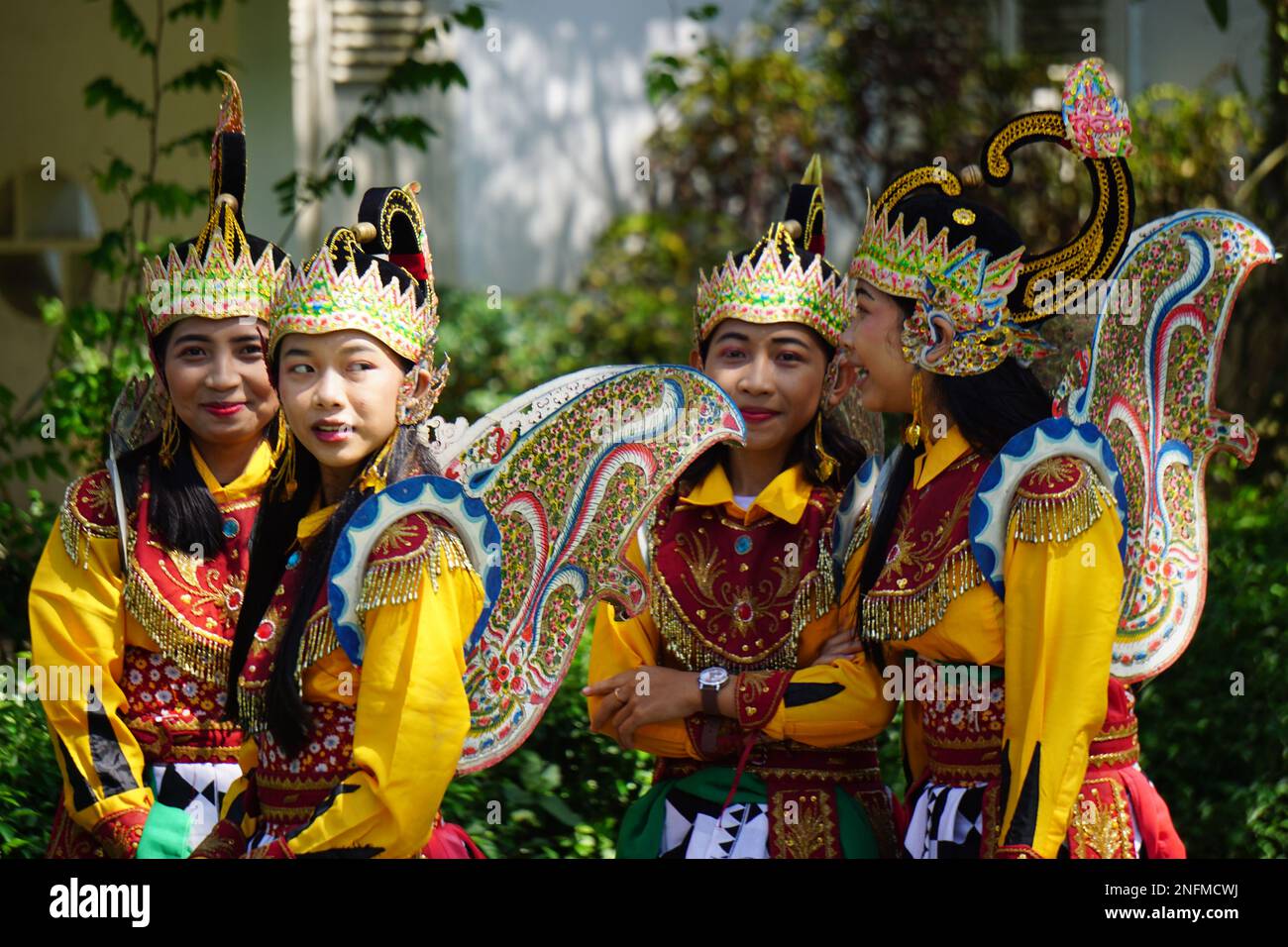 Indonesian perform jaranan pegon dance Stock Photo - Alamy