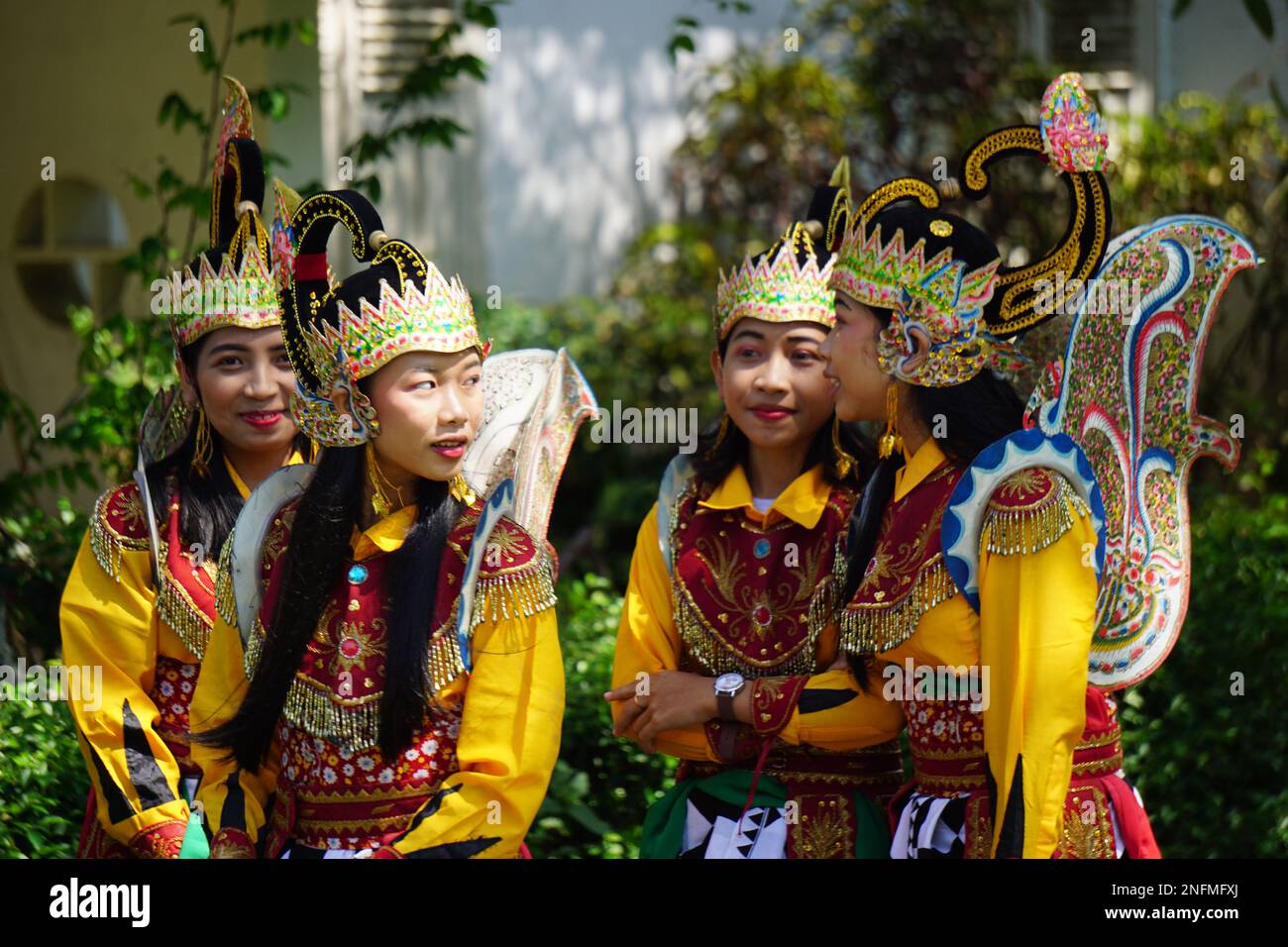 Indonesian perform jaranan pegon dance Stock Photo - Alamy