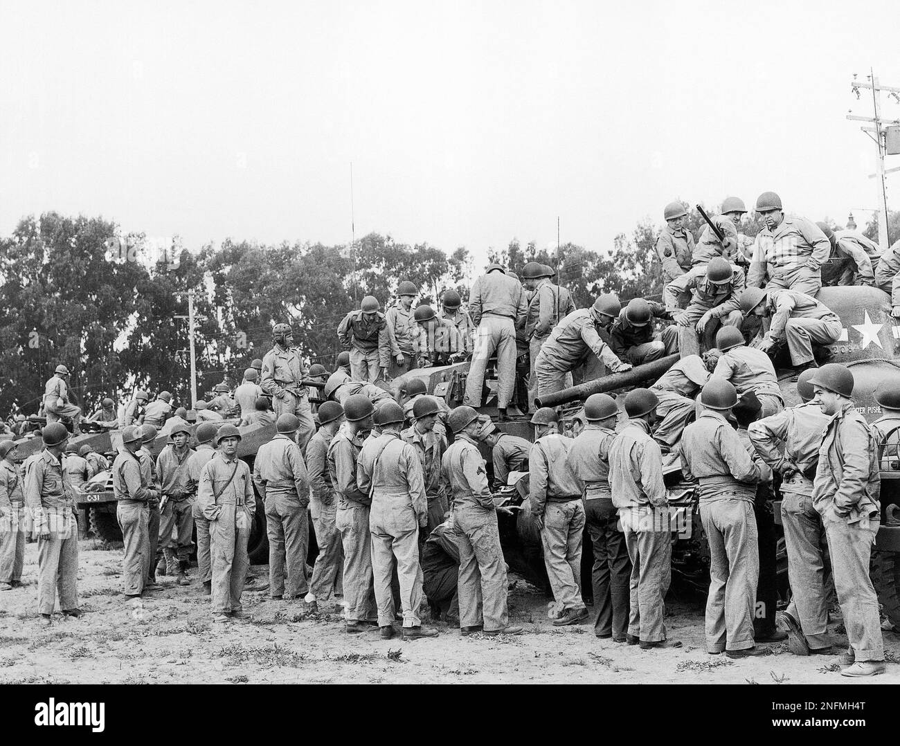 Soldiers inspecting at first hand American tanks were among 125 ...