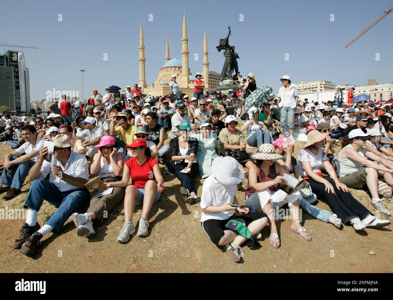 Lebanese Christian faithful, sit in front of Mohammed al-Amin mosque ...