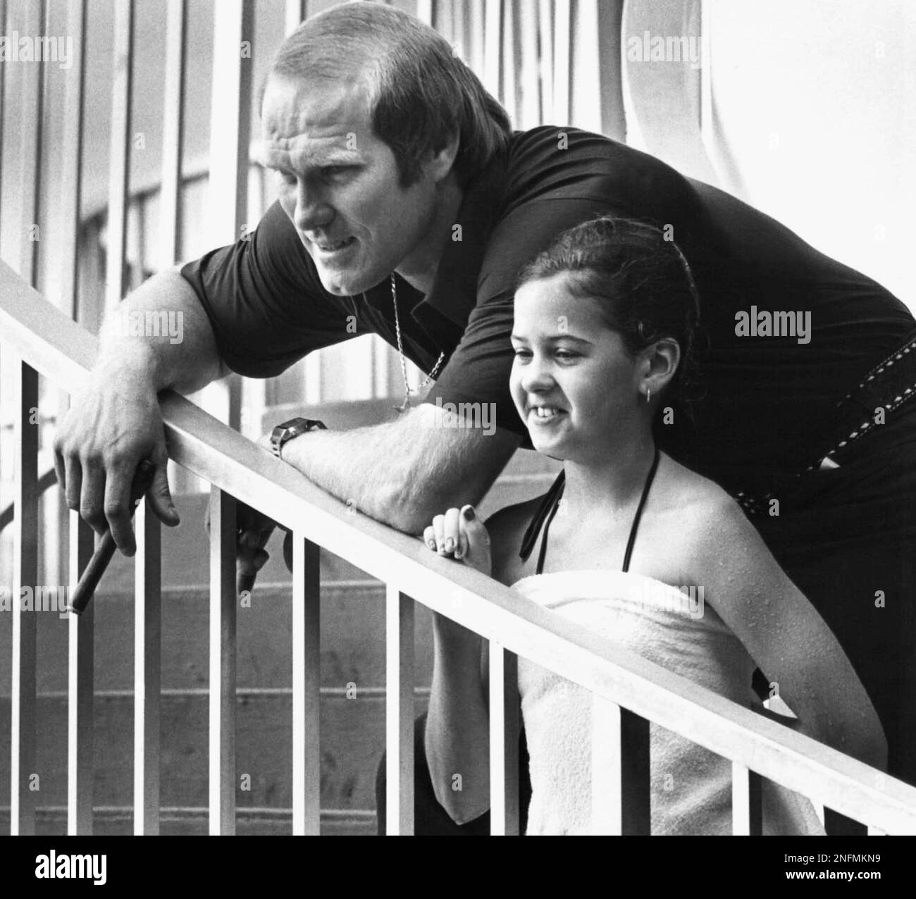 Steelers quarterback Terry Bradshaw poses with Sabrina Murphy, 10, from ...