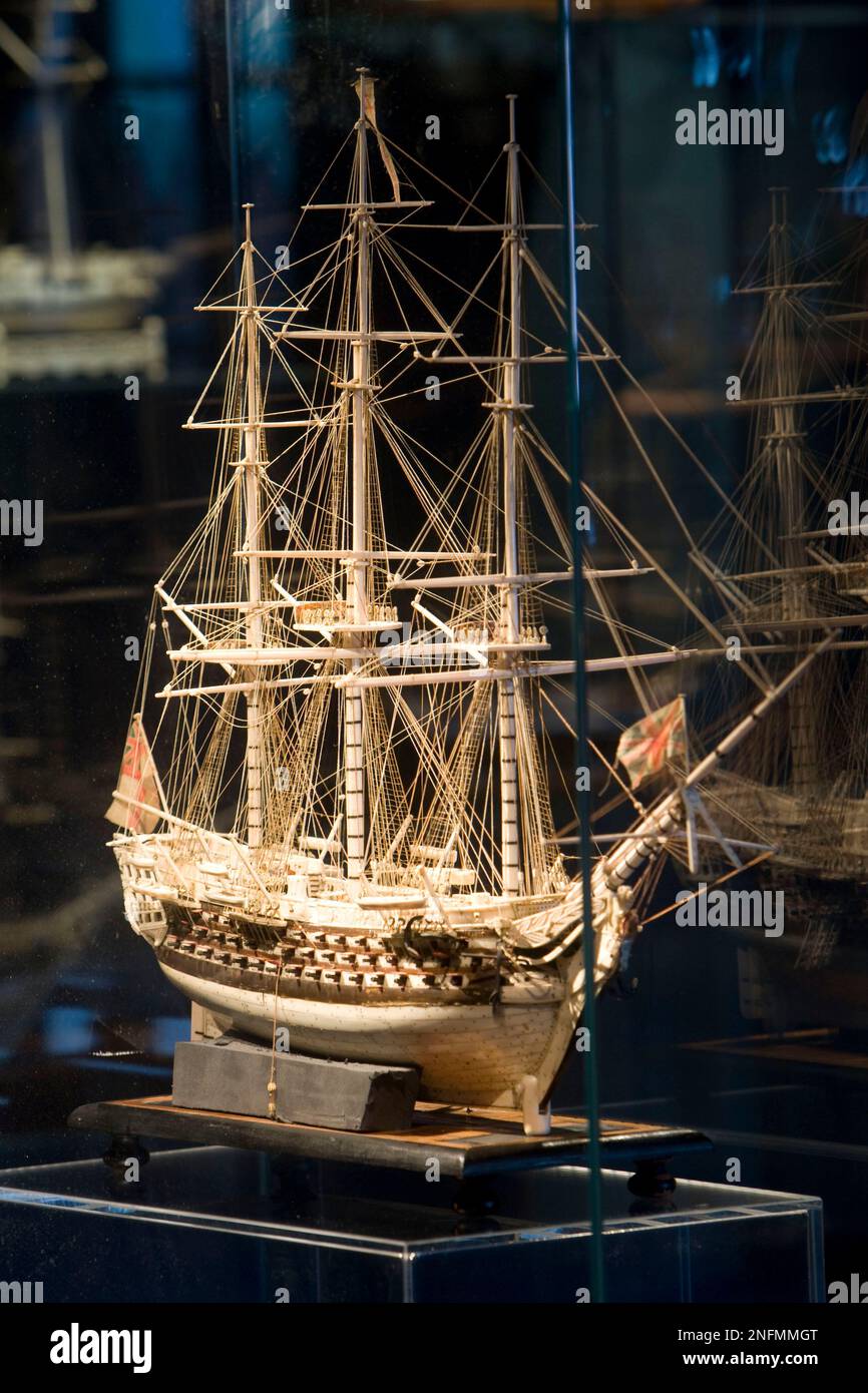 Ein Schiffsmodell aus Tierknochen ist am Donnerstag, 19. Juni 2008, im ...