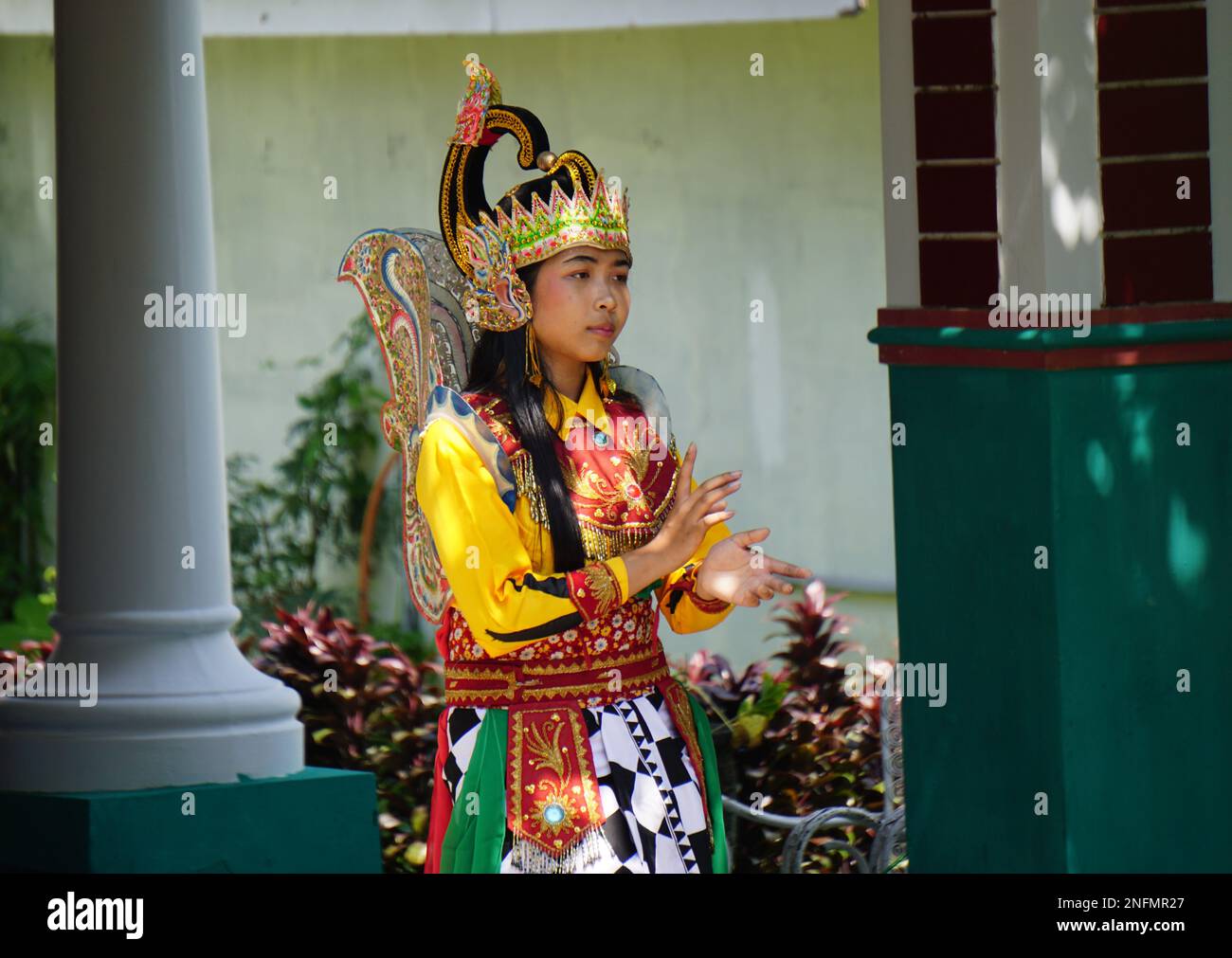 Indonesian perform jaranan pegon dance Stock Photo - Alamy