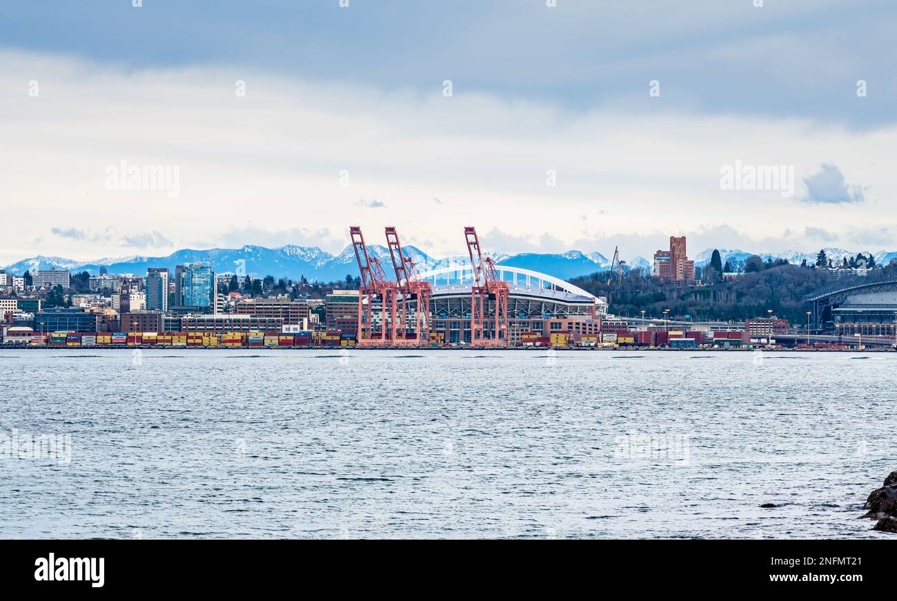 A view of the Port of Seattle with buildings and cranes Stock Photo - Alamy