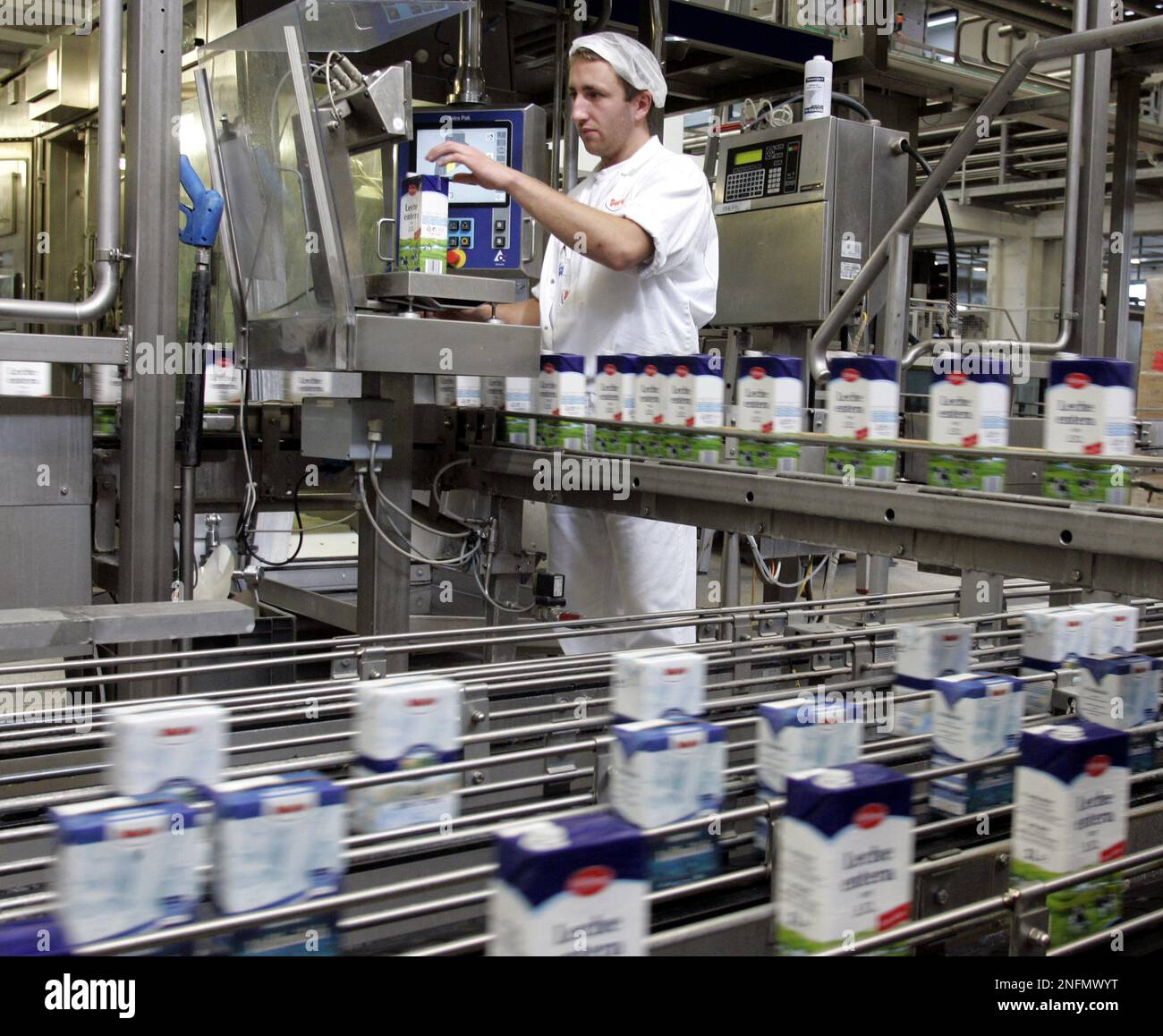 Produktion von Milchprodukten in der Molkerei Milch-Union Hocheifel ...