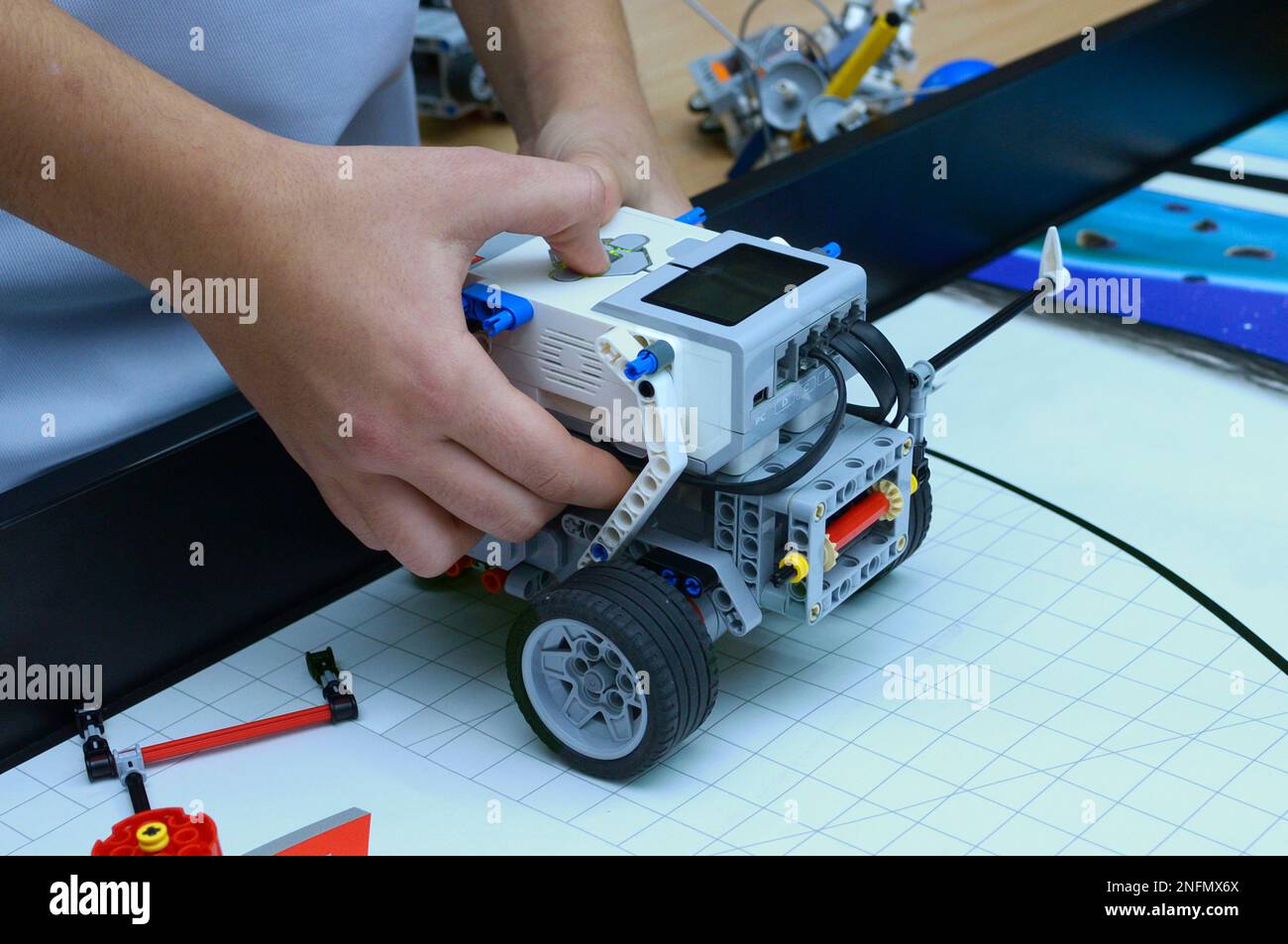 Blocks robot hi-res stock photography and images - Alamy