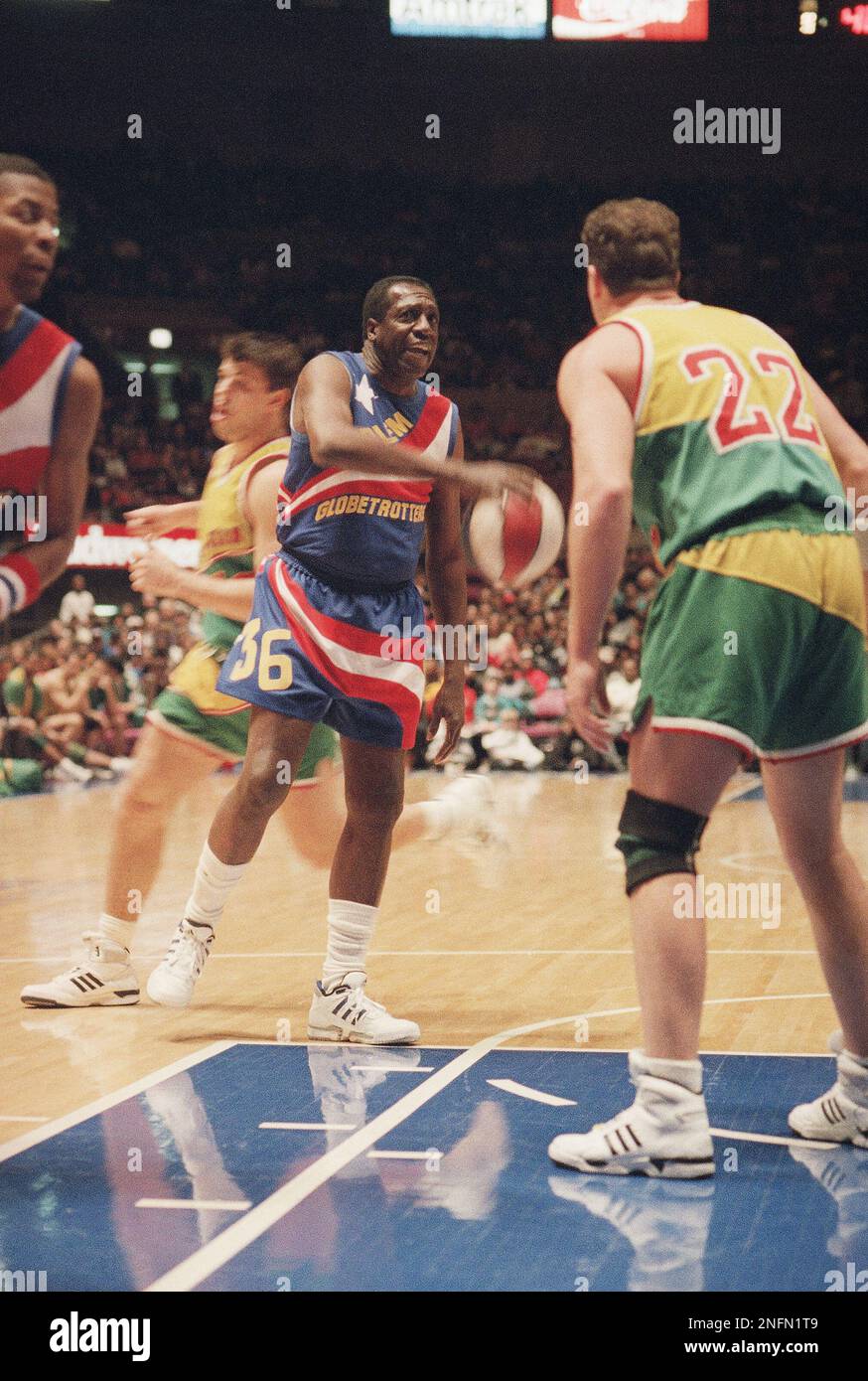 Legendary Harlem Globetrotter Meadowlark Lemon prepares to put the ...
