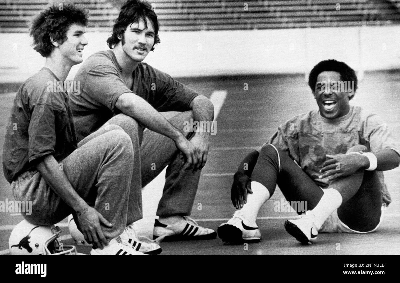 Texas' freshman quarterback Sam Ansley, left, flanker Johnny "Lam ...