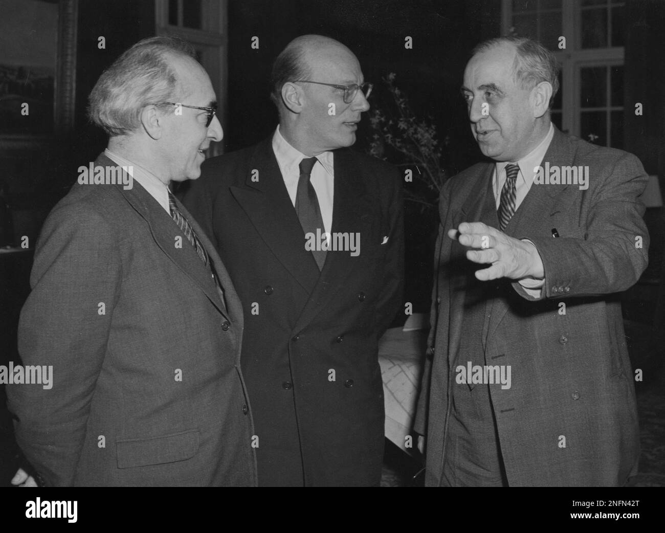Municipal councilor Walter May, left, is talking with Ernst Reuter ...