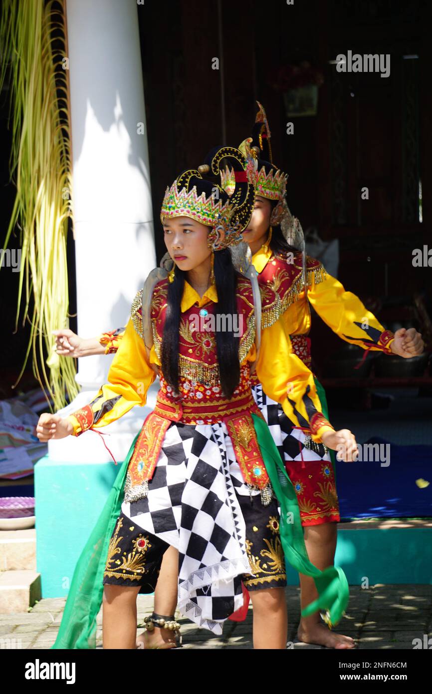 Indonesian perform jaranan pegon dance Stock Photo - Alamy