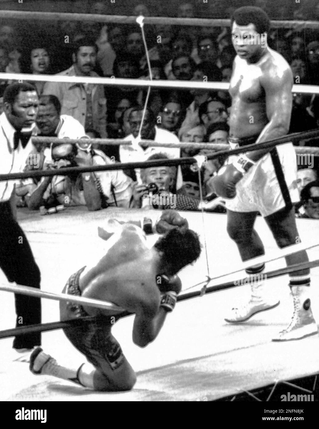 American heavyweight boxer Muhammad Ali, right, watches as his opponent ...
