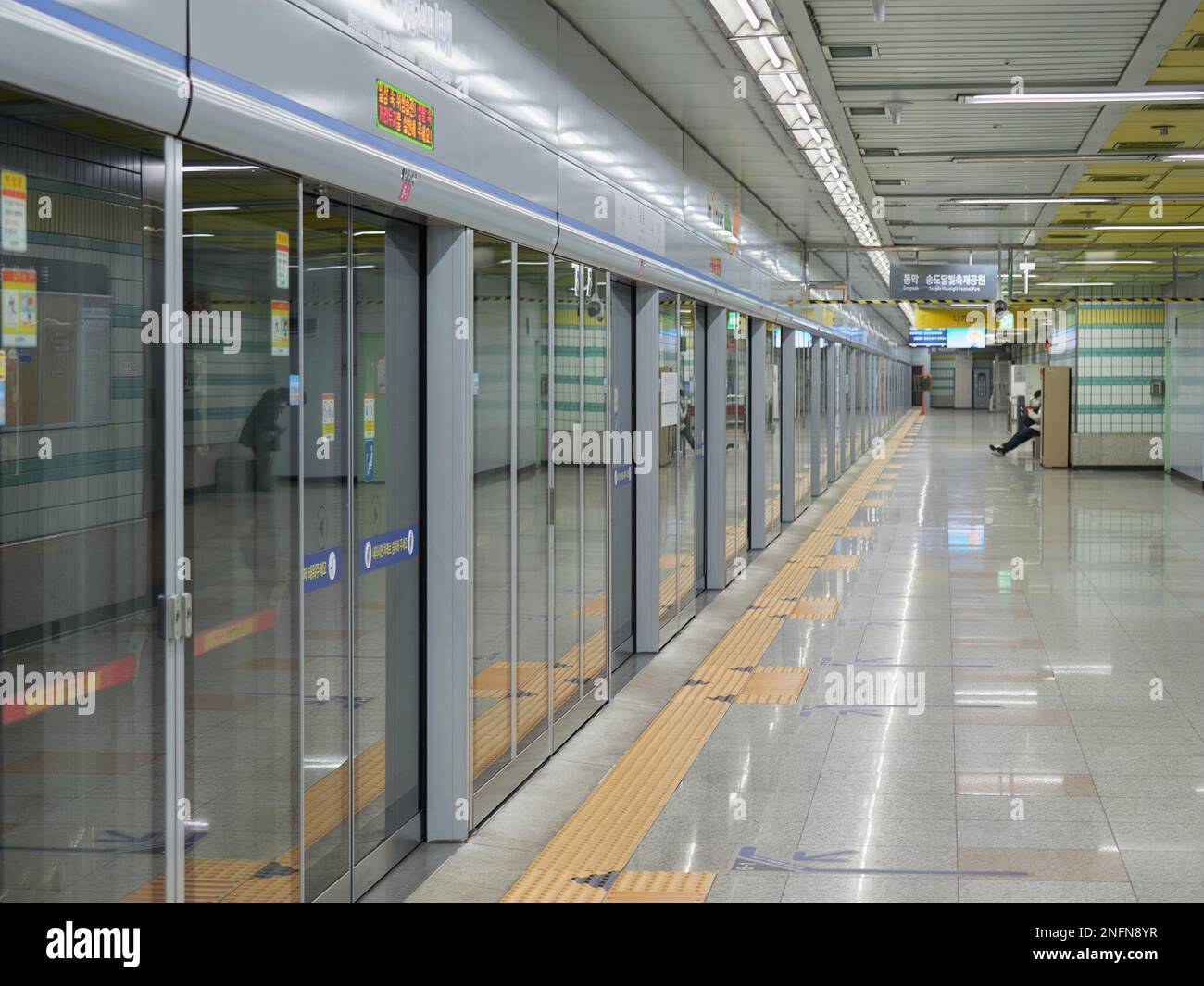 Subway Platform, Incheon, South Korea Stock Photo - Alamy