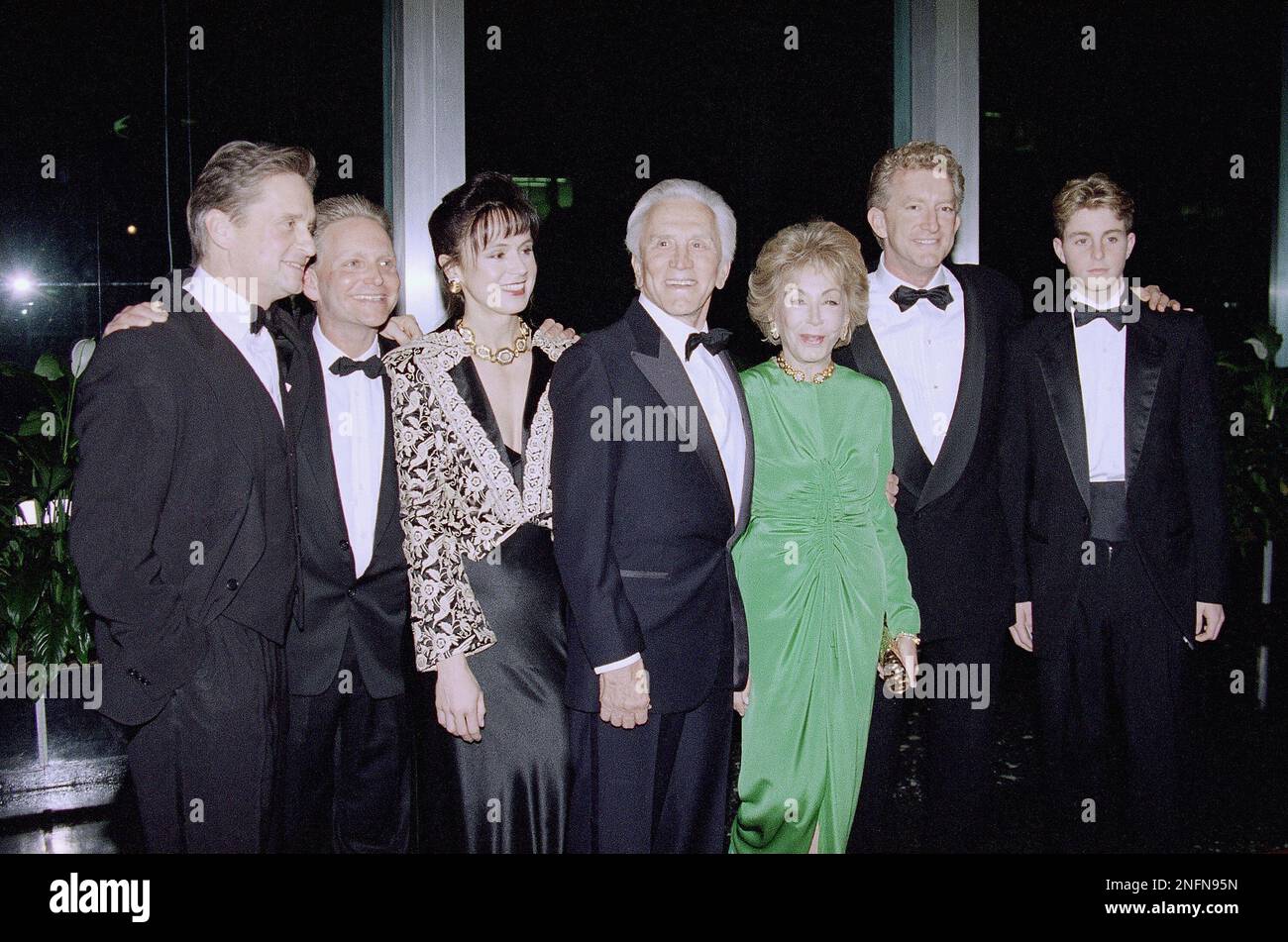 Actor Kirk Douglas, center, poses with family members for photographers ...