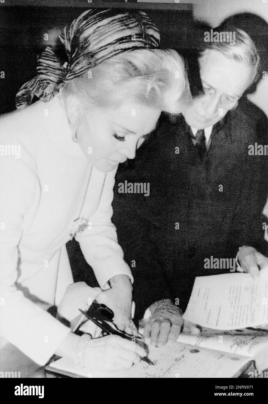 Actress Zsa Zsa Gabor signs the court registry on March 3, 1966 at ...
