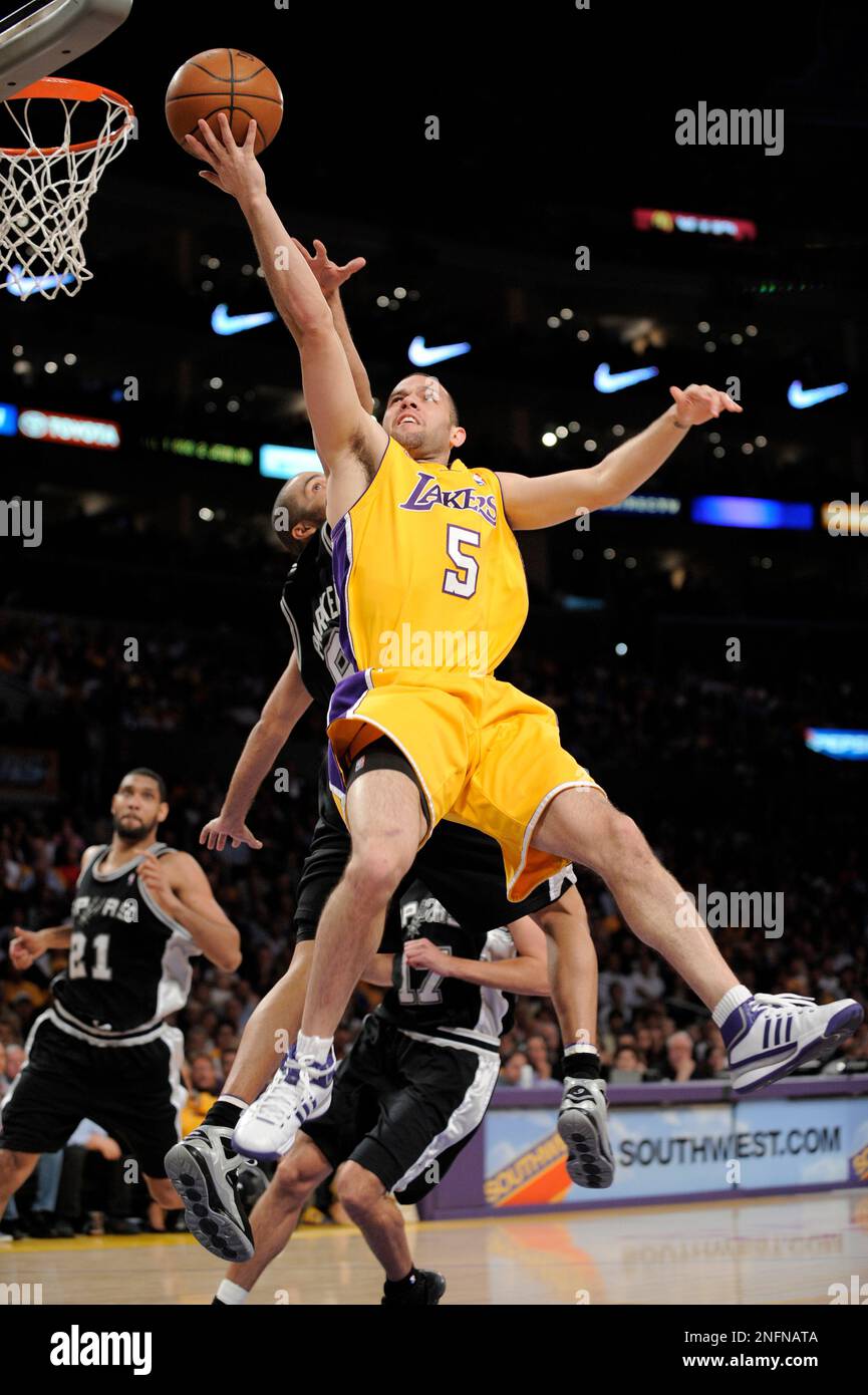 Los Angeles Lakers' Jordan Farmar shoots a layup in the first half of ...