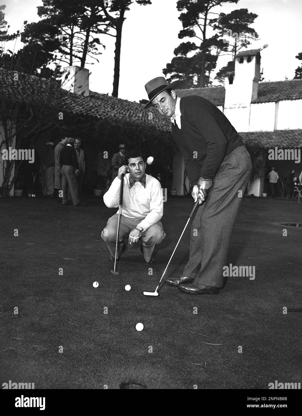 Roger Kelly of Los Angeles watches his pre partner Sam Snead, as he ...
