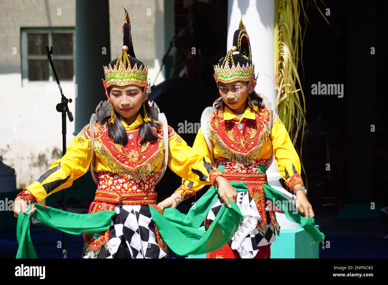 Indonesian perform jaranan pegon dance Stock Photo - Alamy
