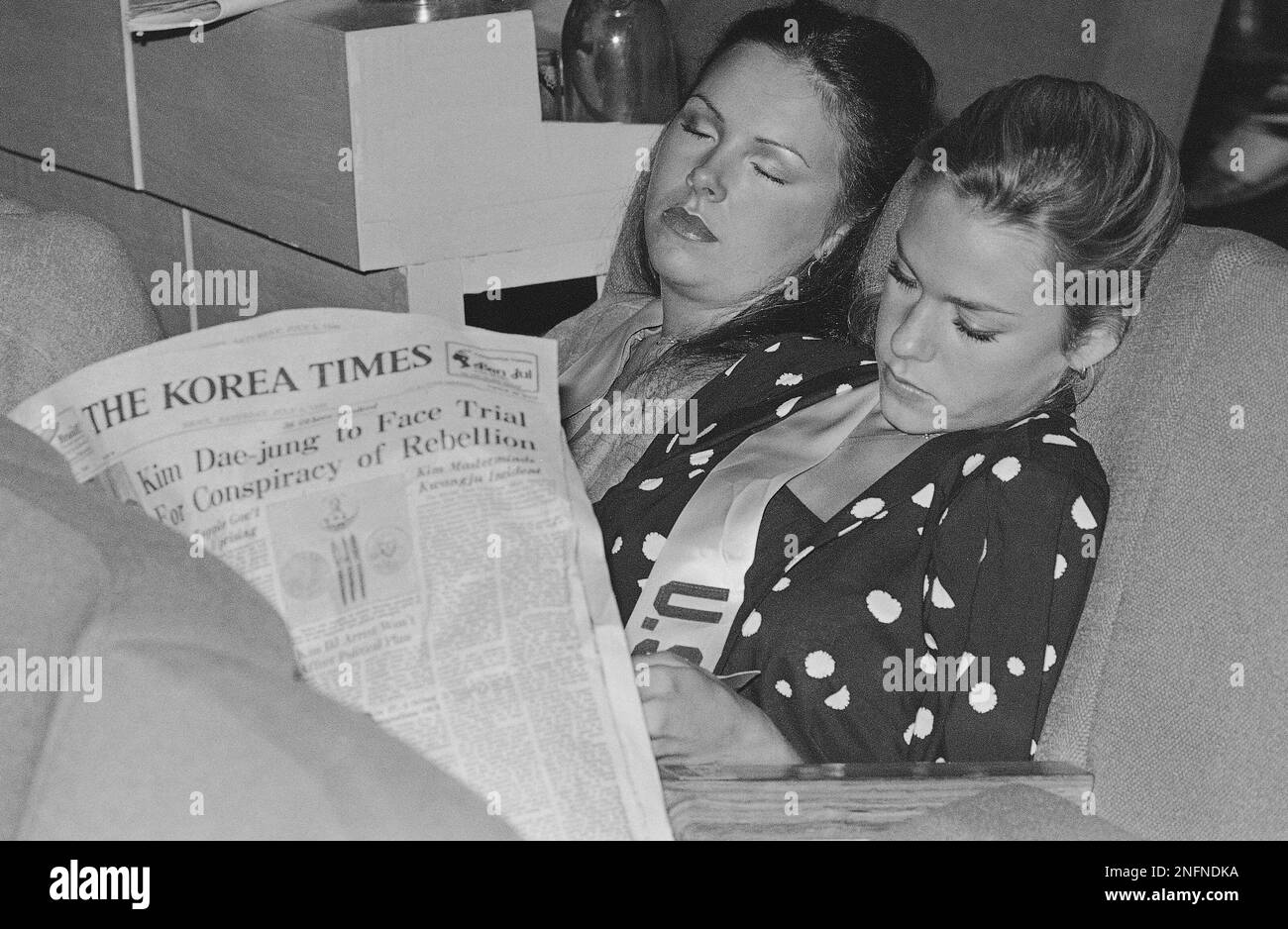 Miss U.S.A. Shawn Weatherly, right, and Miss Scotland, Linda Gallagher ...