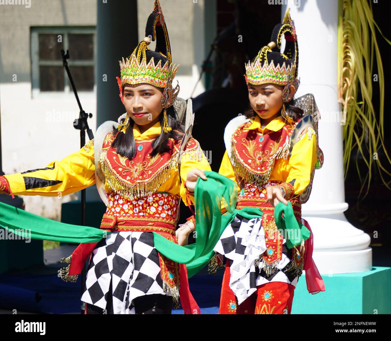 Indonesian perform jaranan pegon dance Stock Photo - Alamy