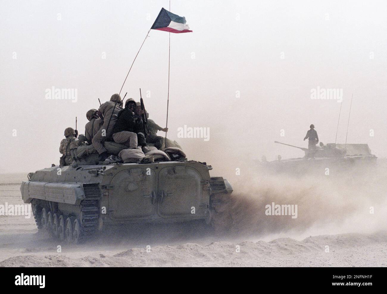 Kuwaiti Troops Martyr's Brigade on exercise in Saudi Arabian Desert ...