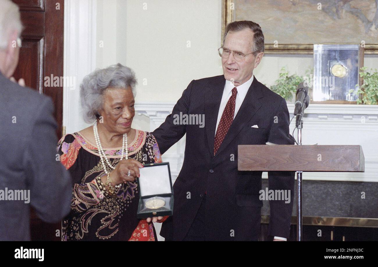 President George Bush presents Ruth Owens, wife of Olympic star Jesse ...