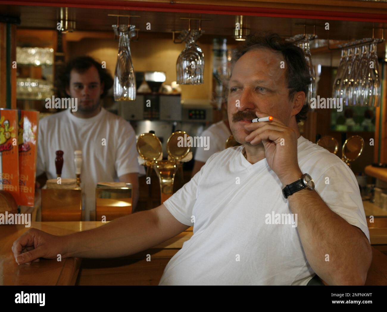 Gerhard Bechtel zieht am Mittwoch, 28. Mai 2008, im Gasthaus "Sonne" in ...