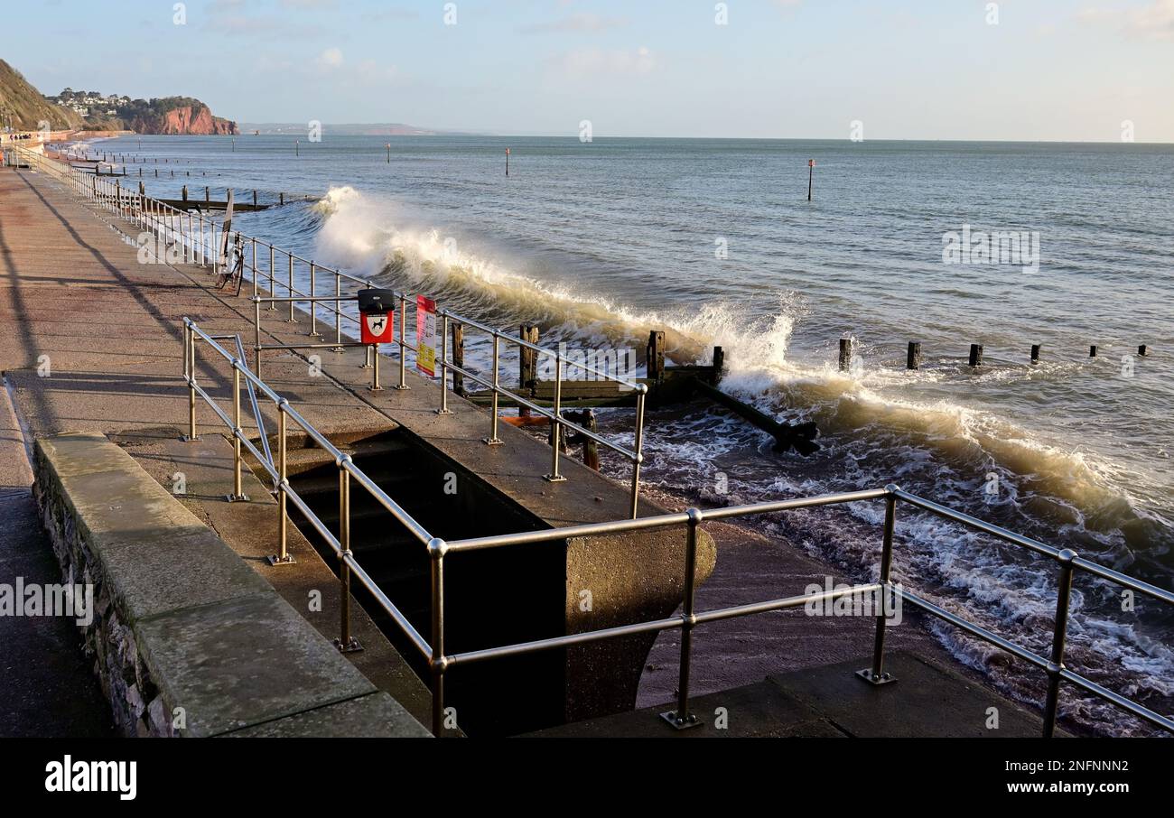 England with groynes and sea wall hi-res stock photography and images ...