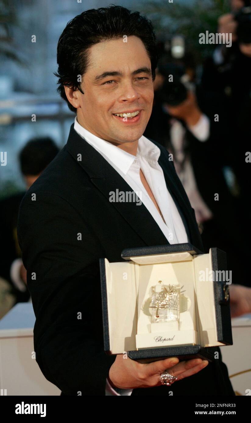 Puerto Rican actor Benicio del Toro holds the best actor award he ...