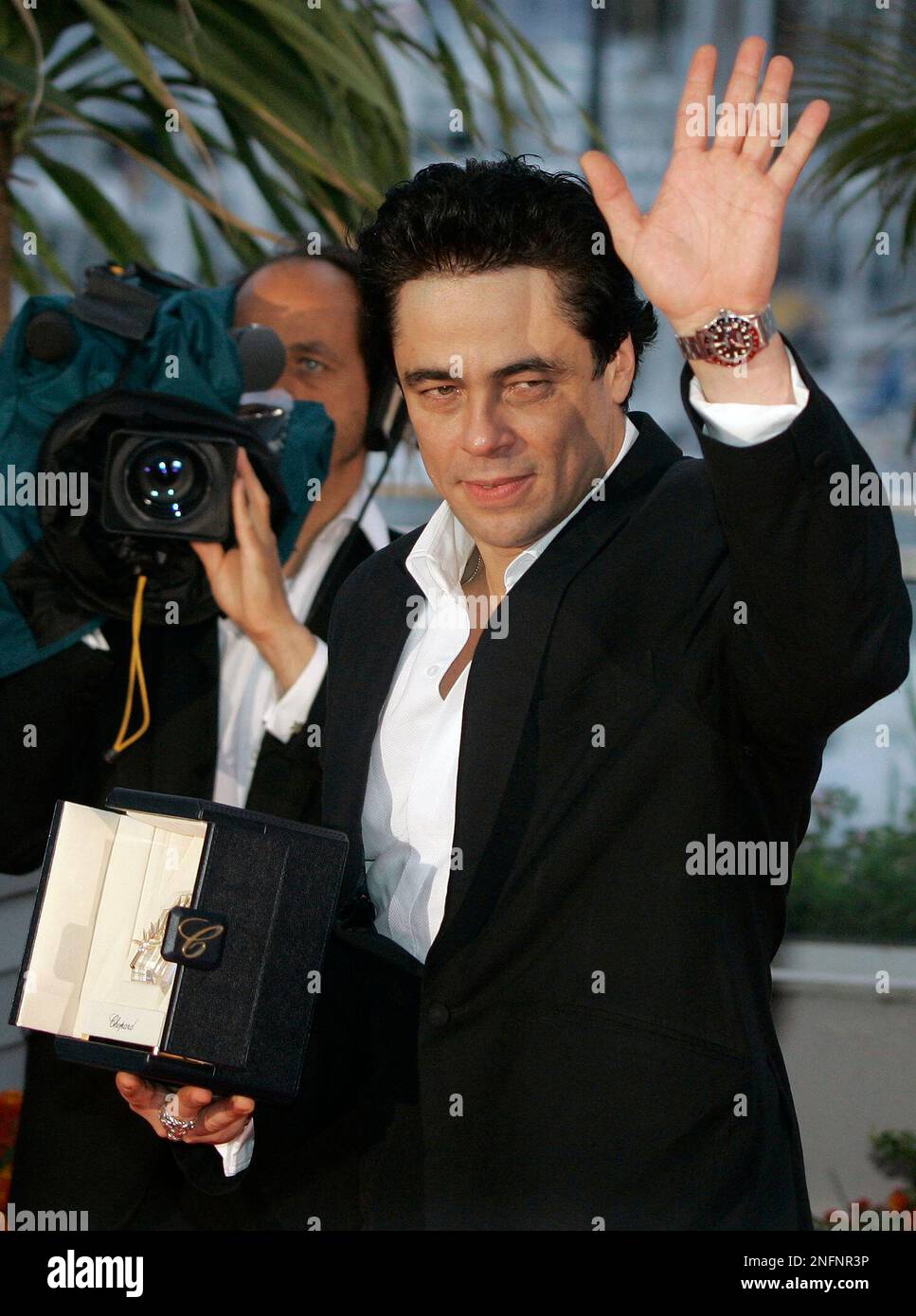 Puerto Rican actor Benicio del Toro holds the best actor award he ...