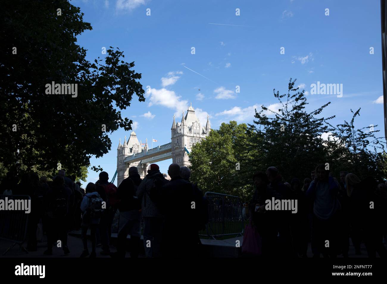 People queue and wait for the lying-in-state to pay their respects to ...