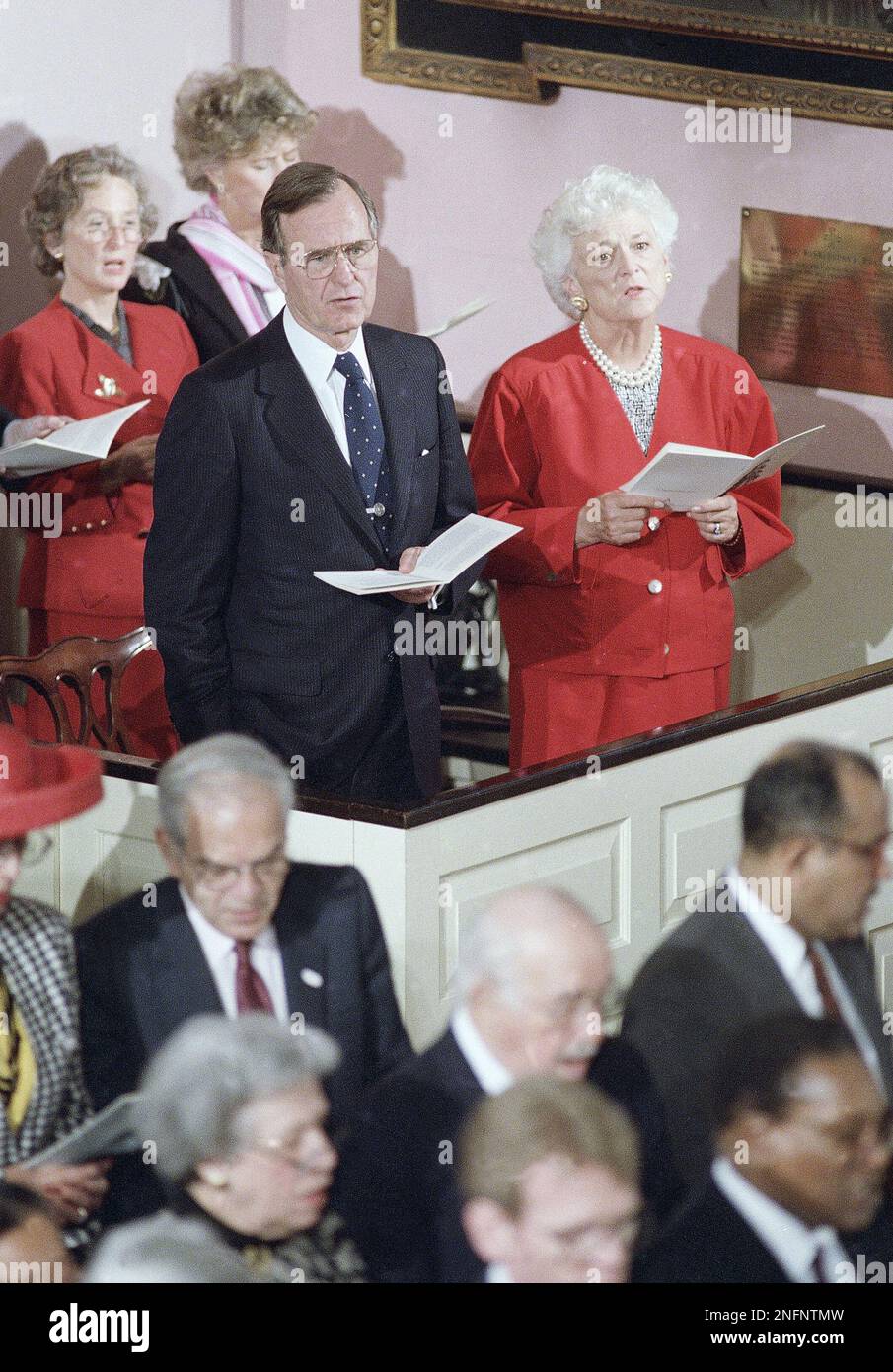 President George H.W. Bush and wife Barbara sing during Thanksgiving ...