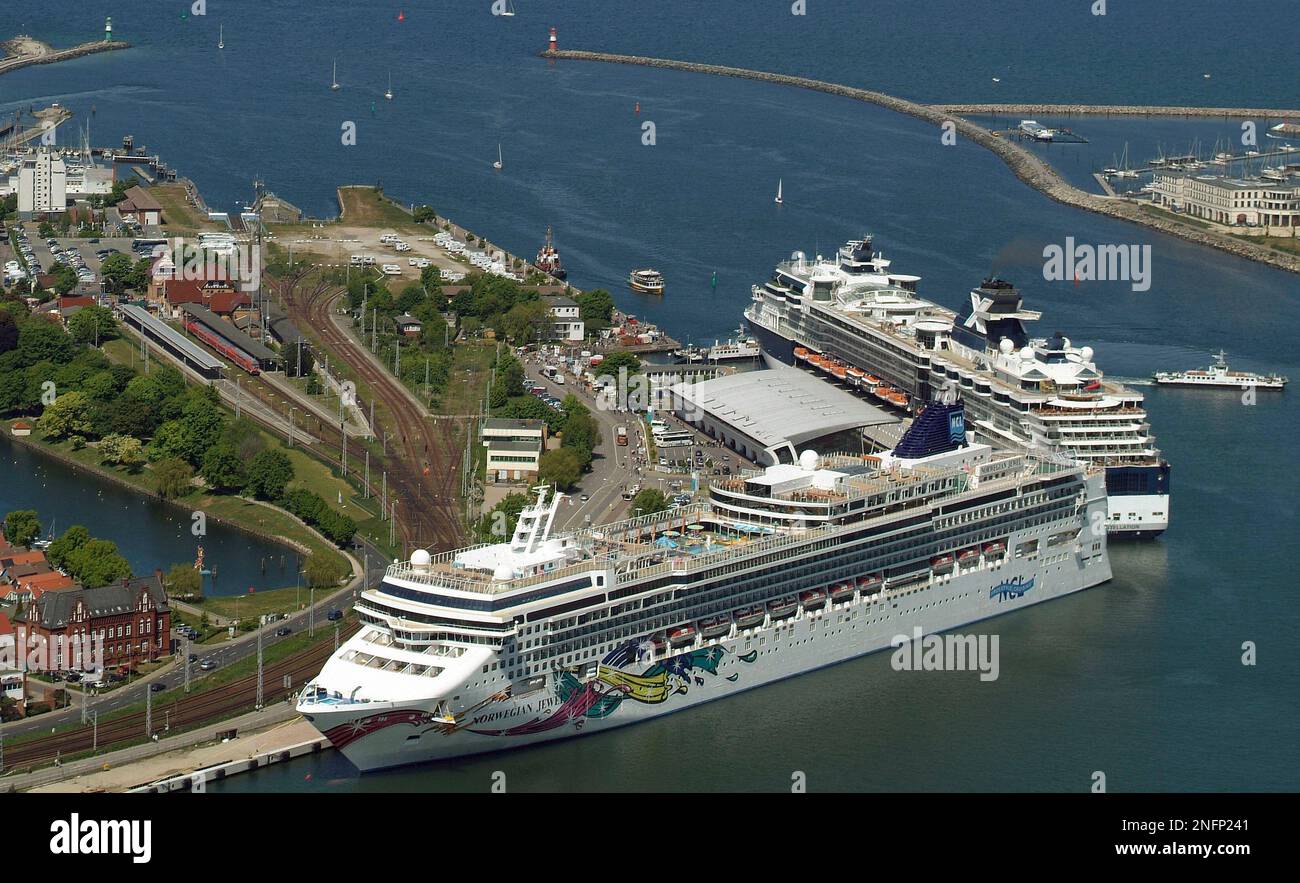 Mit der 294 Meter langen "Celebrity Constellation" der Reederei ...