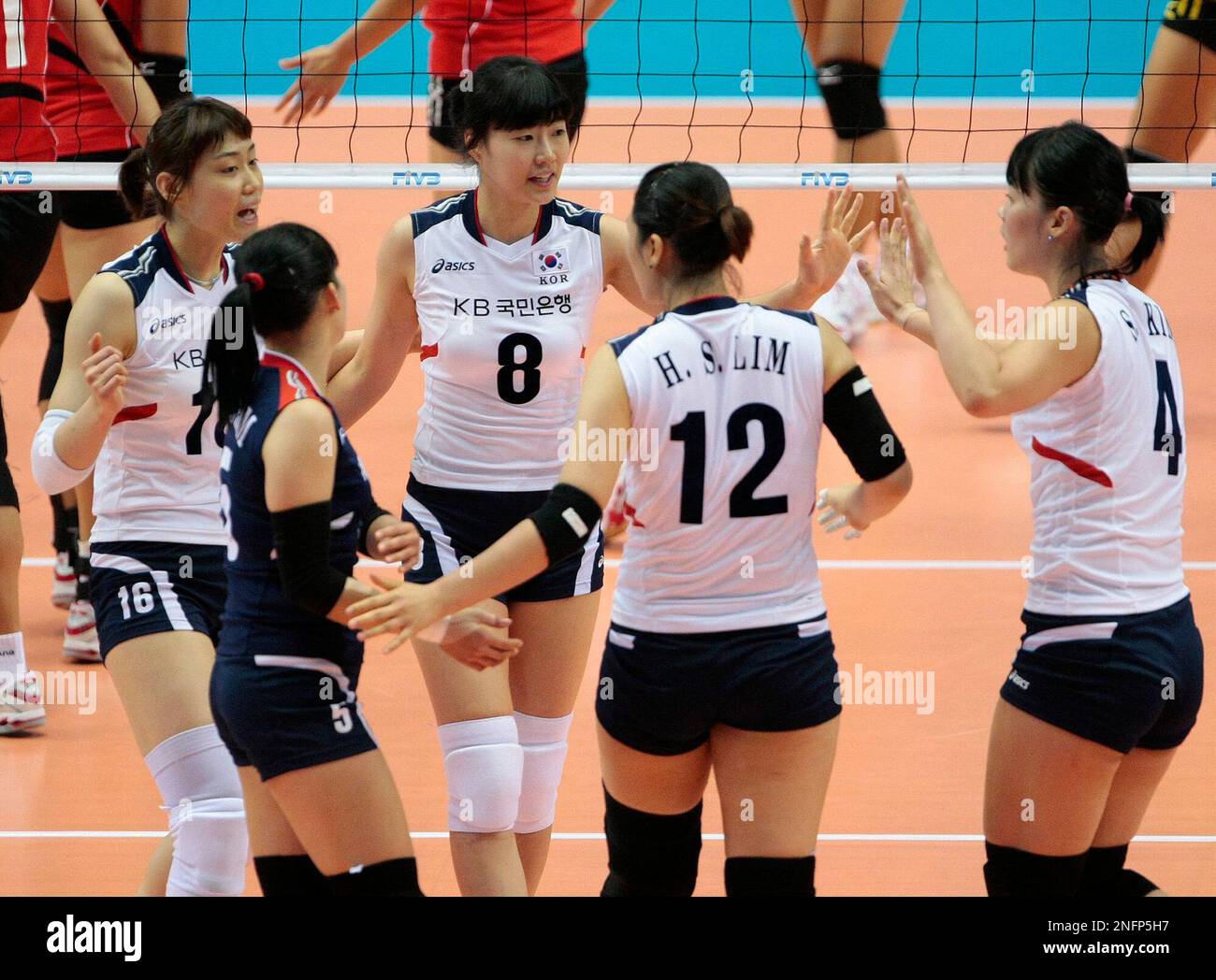 South Korean volleyball team players, Bae Yoo-na (16), Kim Hae-ran (5 ...