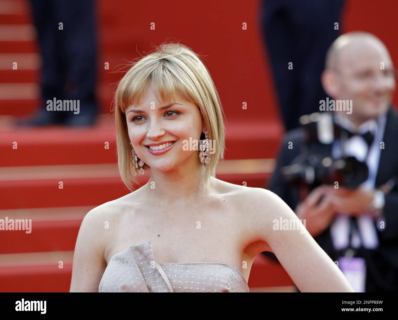 American actress Rachael Leigh Cook arrives for the premiere of the ...